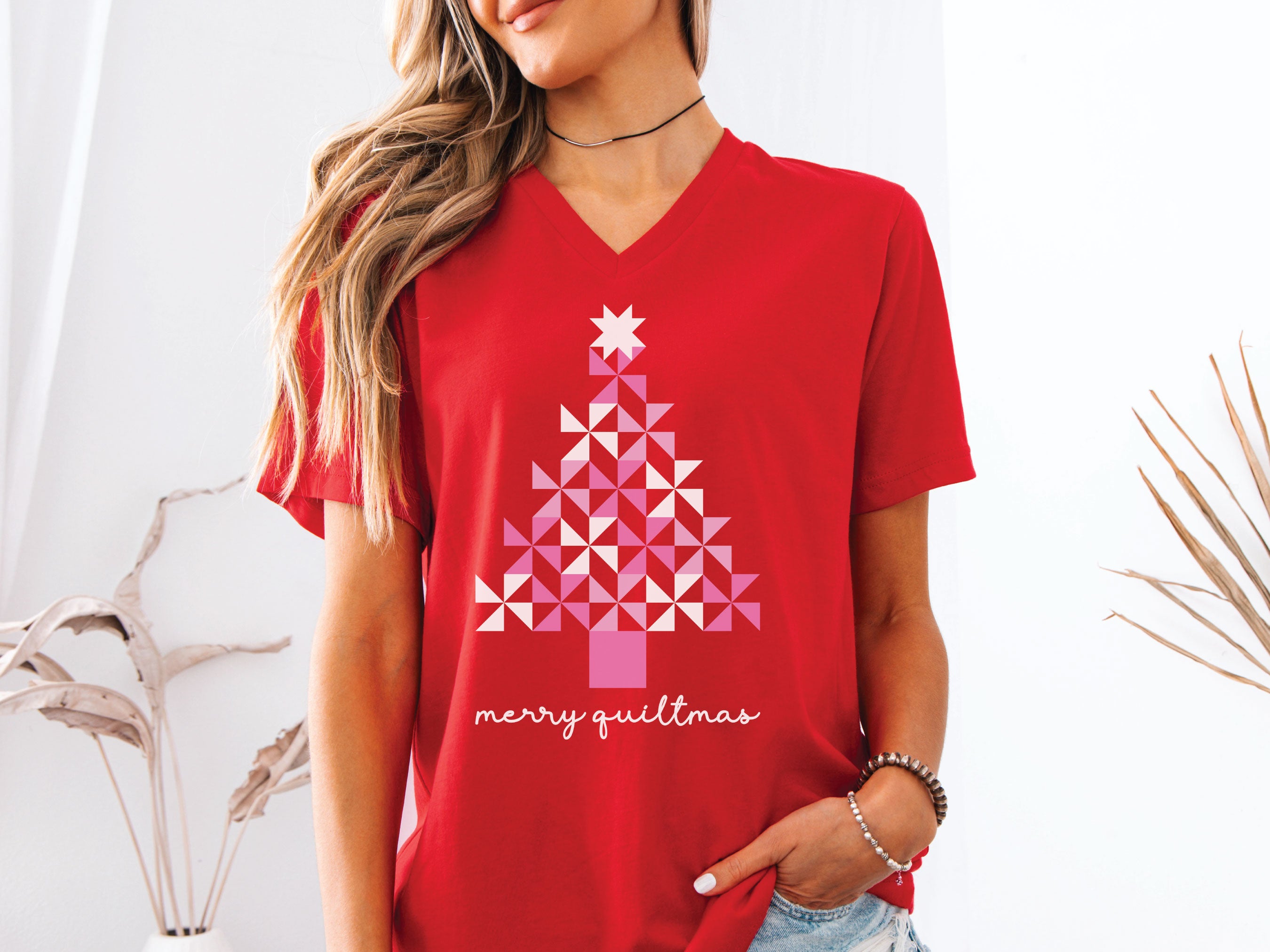 Merry Quiltmas Pink Pinwheel Tree V-Neck T-Shirt – Bee Inspired Tees